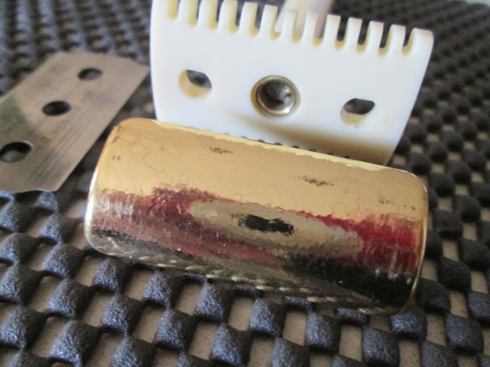 VINTAGE Conrad 32's "GOOD HUMOR" Two-Piece Open Comb Type DE Safety ...