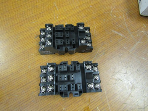 😎 (2) NEW IDEC 11-PIN FLAT RELAY BASE 10 AMPS 300 VAC SR3B-05 LOT OF 2 ...