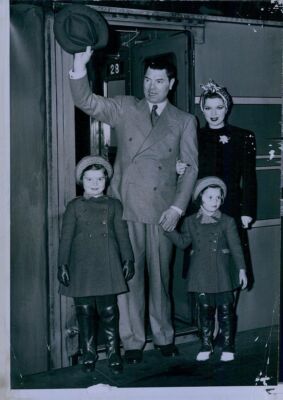 1946 Boxer Jack Dempsey & Family Step Off Train Press Photo | eBay