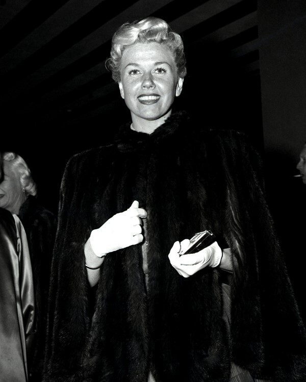 Doris Day young pose in fur coat & gloves at movie premiere 8x10 inch ...