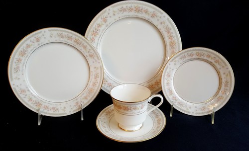 DINNER SERVICE FOR 8 GORHAM CHINA BUTTERCUP PATTERN IVORY, OLDER ...