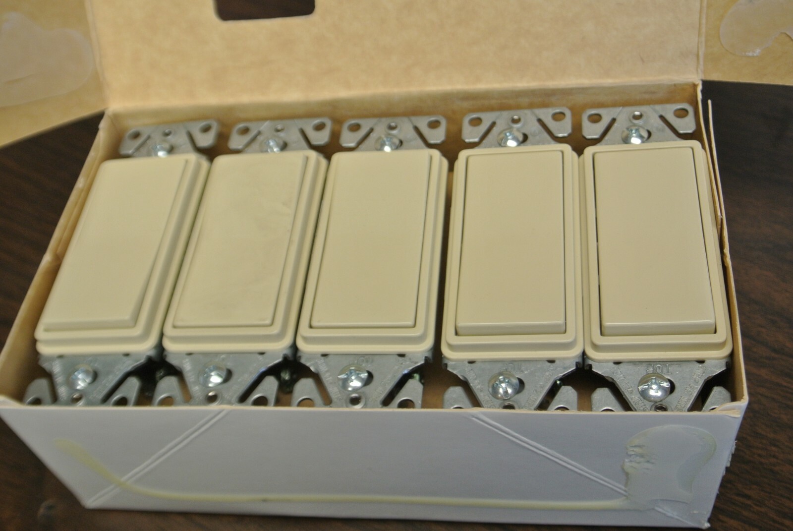 BOX of 10 / COOPER 7501V DECORATOR SINGLE POLE SWITCH / IVORY / 15A ...