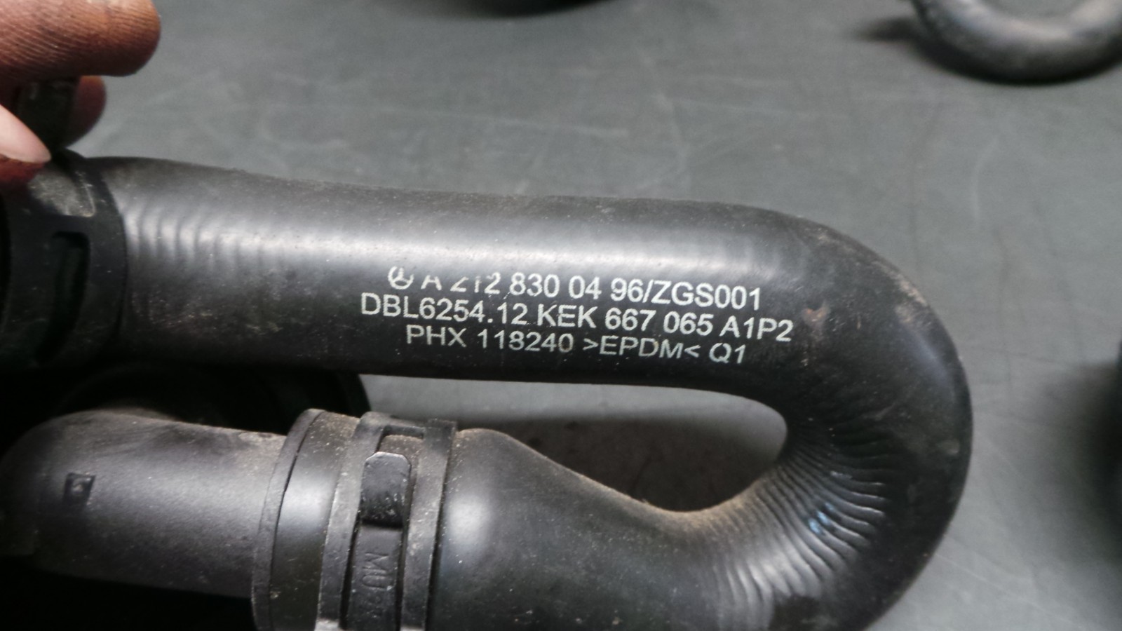 1Y150-098 Mercedes W212 E350 CDI Wasserkühler Schlauch Wasserschlauch ...