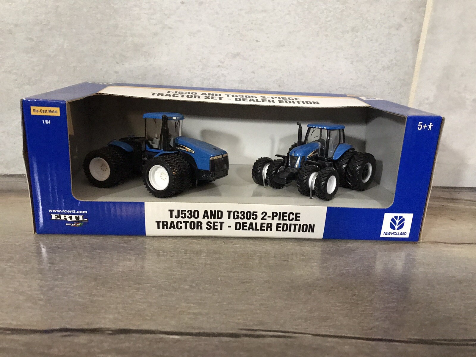 New Holland TJ530 and TG305 2-Piece Tractor Set Dealer Edition 1/64 ...