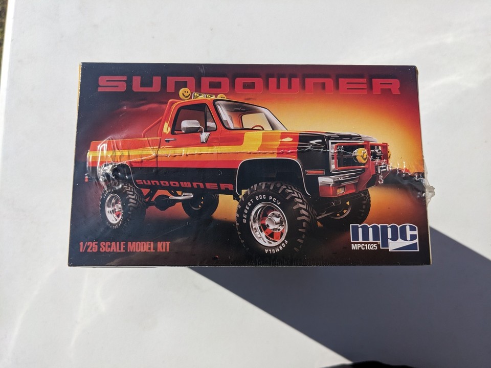 Walmart Exclusive MPC Sundowner 84 Gmc Model Kit K10 Truck Squarebody ...