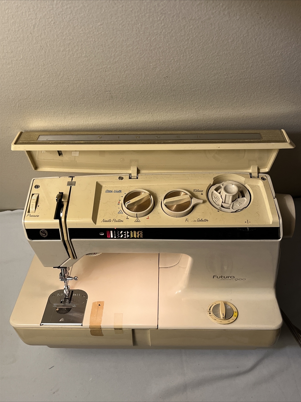 Singer Futura Model 900 Sewing Machine With Pedal, Case, Accessories ...