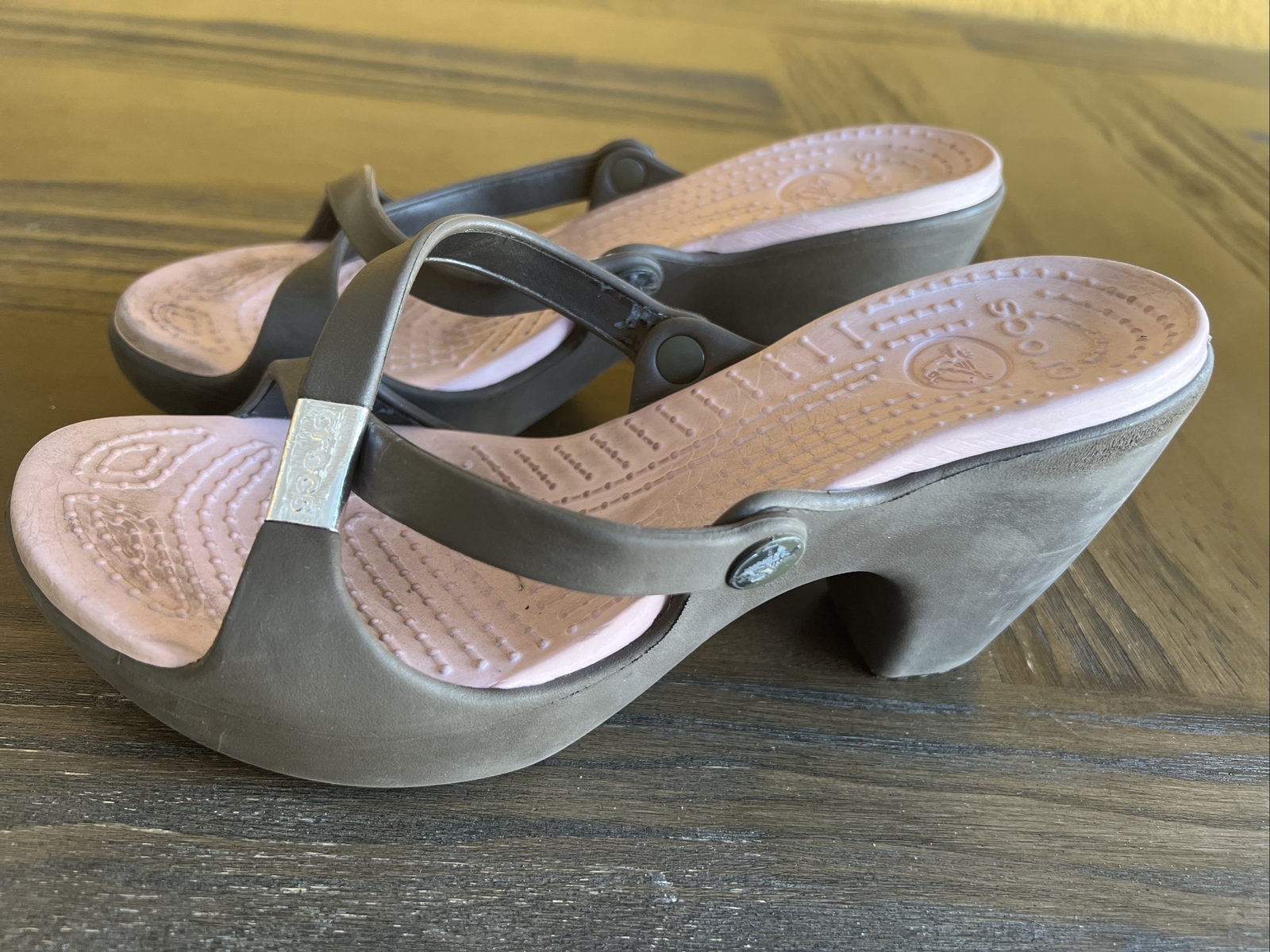 CROCS WOMEN'S CYPRUS CUBAN HEEL SANDALS- BROWN/PINK-W… - Gem