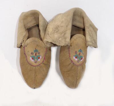 PAIR OF ANTIQUE METIS 1ST NATION BEADED DEARSKIN MOCCASINS - 10 1/2 ...