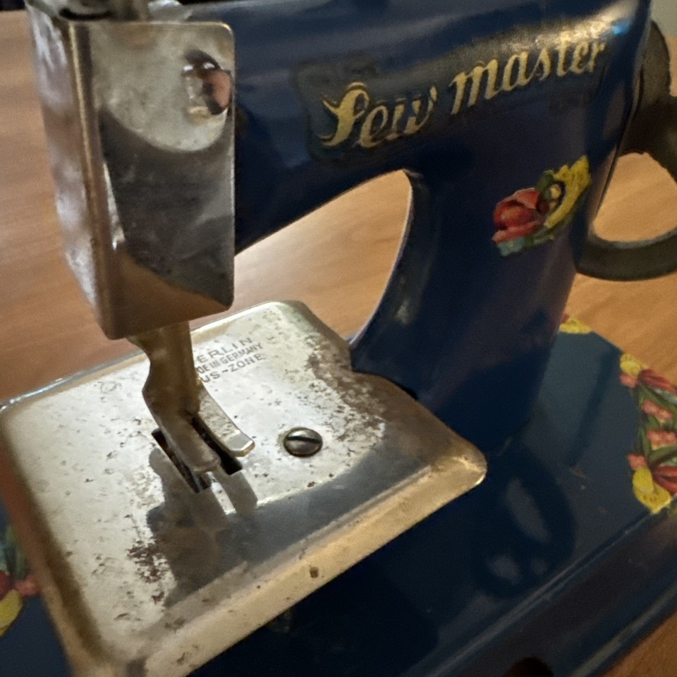Antique Miniature Metal Kayanne Sew Master Toy Sewing Machine Berlin US ...