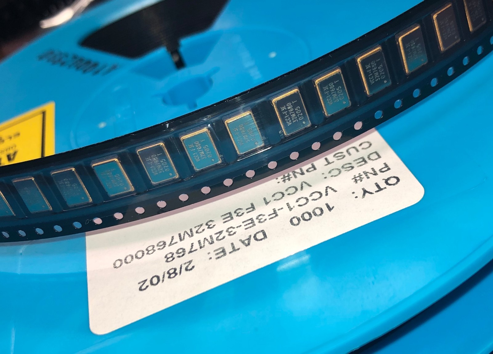 VECTRON VCC1-F3E-32M768 CMOS Output Clock Oscillator 32.768MHz Nom NEW ...