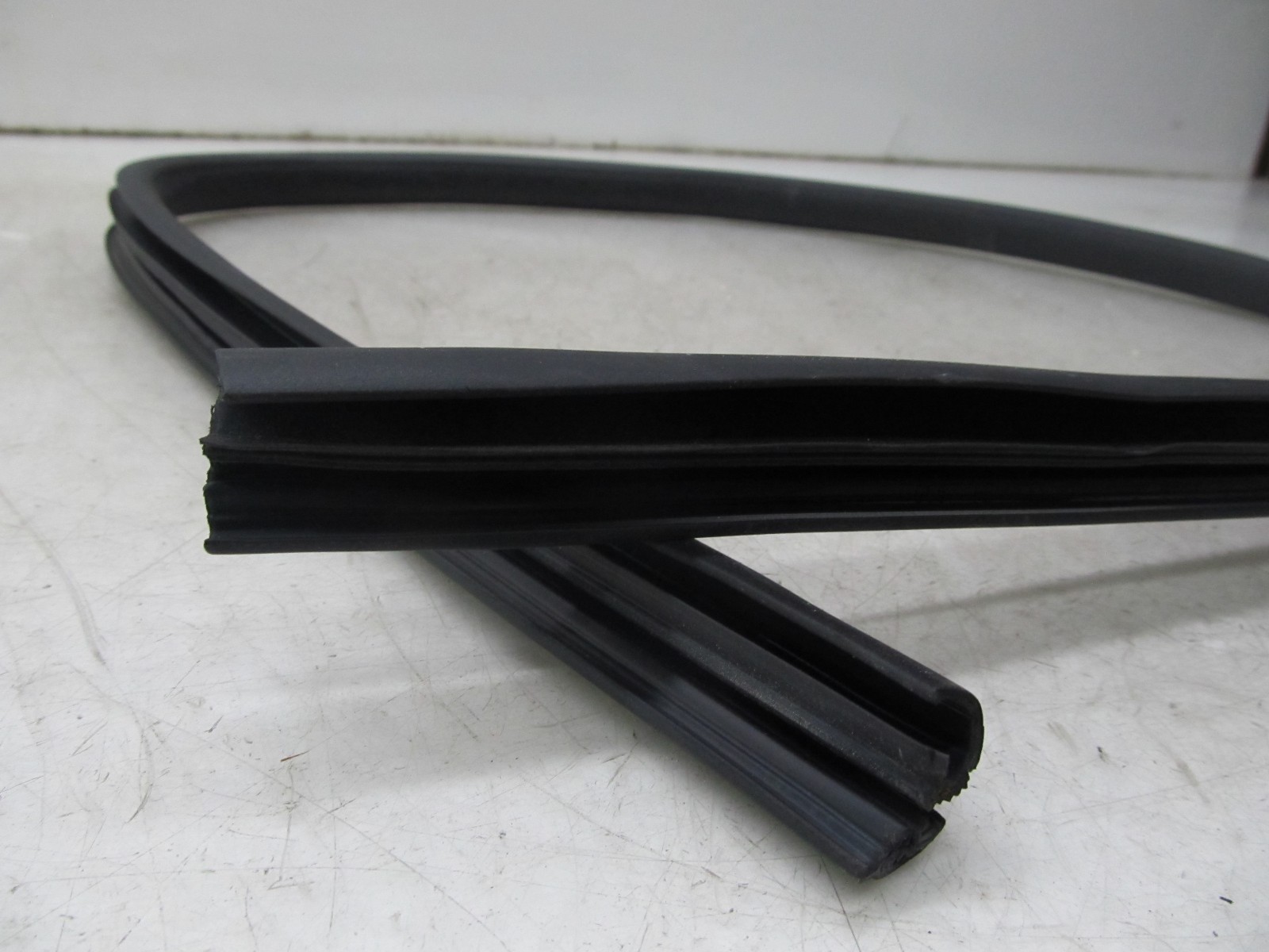2013-2017 CHEVY TRAVERSE OEM LEFT REAR DOOR WINDOW WEATHERSTRIP SEAL ...