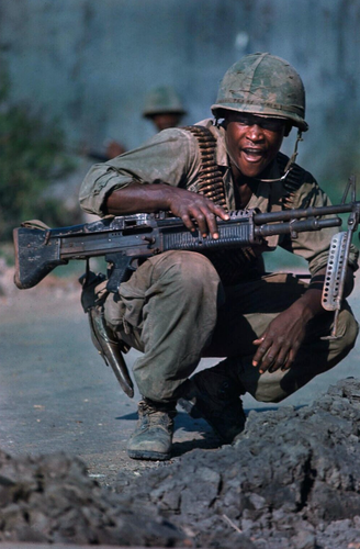 Vietnam War Photos -- Soldier With M- 60 Machine Gun | eBay