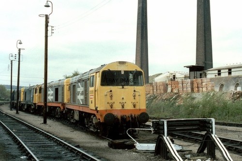 PHOTO CLASS 20 LOCO NO 20010 LEADING AND 20141 - 20056 20188 - 20128 ...