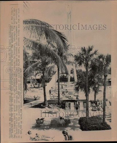 1967 Press Photo Tourists relax at swimming pool at luxury hotel at ...