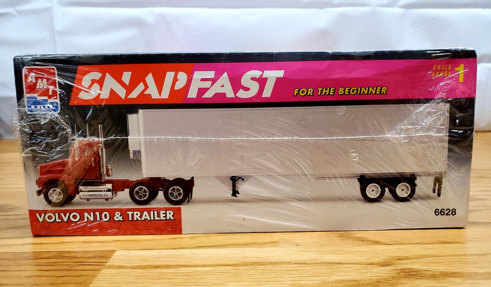 AMT Ertl SnapFast Volvo N10 & Trailer Semi 1:32 Model Kit #6628 1993 ...