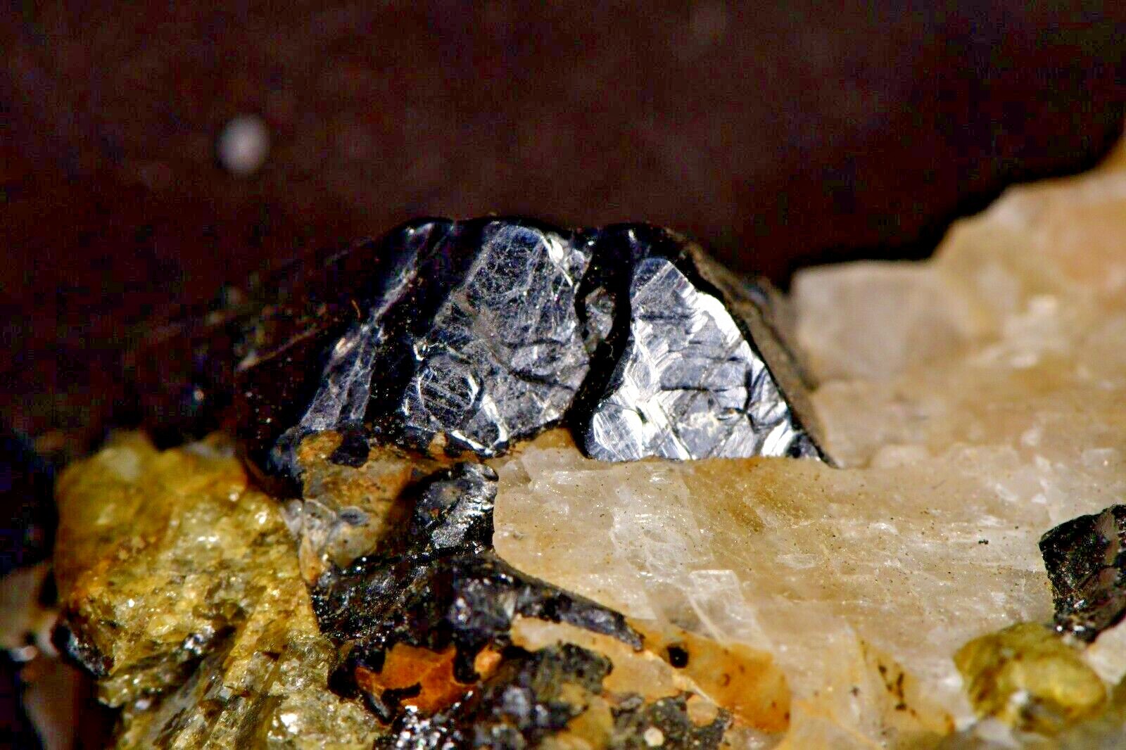 2 CM SPINEL W FORSTERITE CRYSTAL IN 7 X 4 X 4.5 CM MATRIX, QUEBEC ...