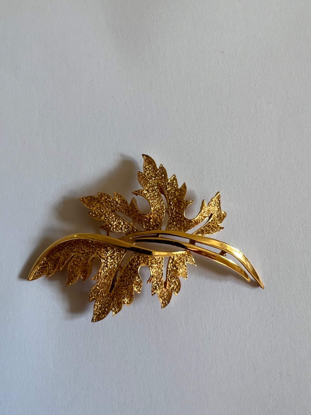 TRIFARI SIGNED 1960S TEXTURED BRIGHT GOLD TONE STYLIS… - Gem
