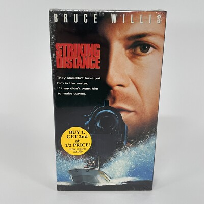 NEW Striking Distance (VHS, 1994) Bruce Willis Sarah Jessica Parker ...