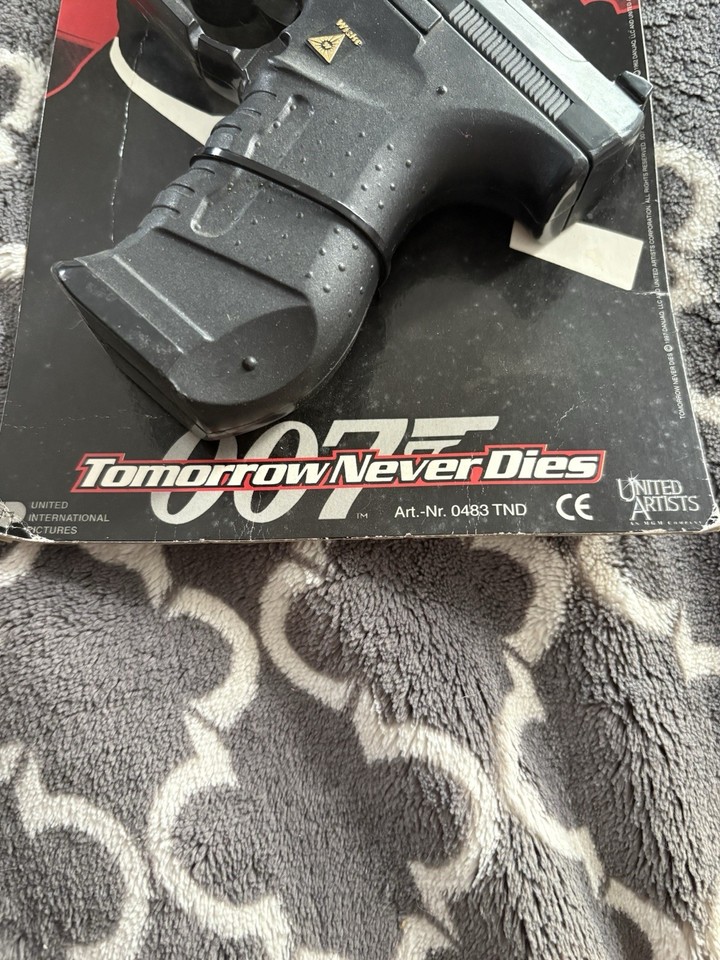 James Bond: The Pierce Brosnan Collection Wicke Replica Walther PPK ...