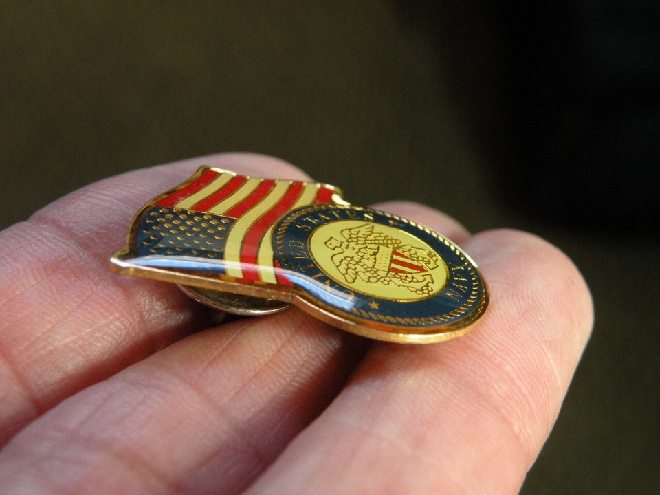 UNITED STATES NAVY LAPEL PIN - U.S. FLAG WITH NAVY EMBLEM Mint ...