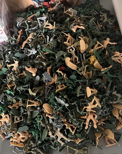 2 1/2 Pound Assorted Color Toy Army Soldiers LOT | eBay
