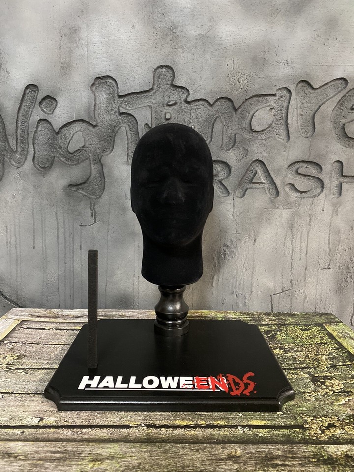 Michael Myers Halloween Ends Mask & Knife Display Stand Screen Accurate ...