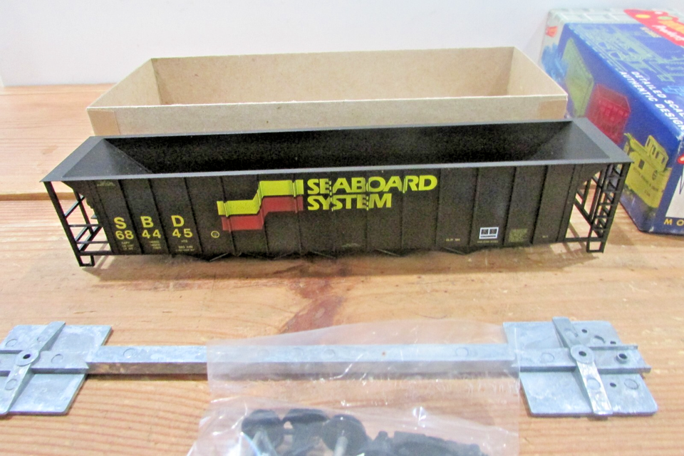 HO Scale RoundHouse 1532 40' 3Bay Hopper Seaboard System RH4748 | eBay
