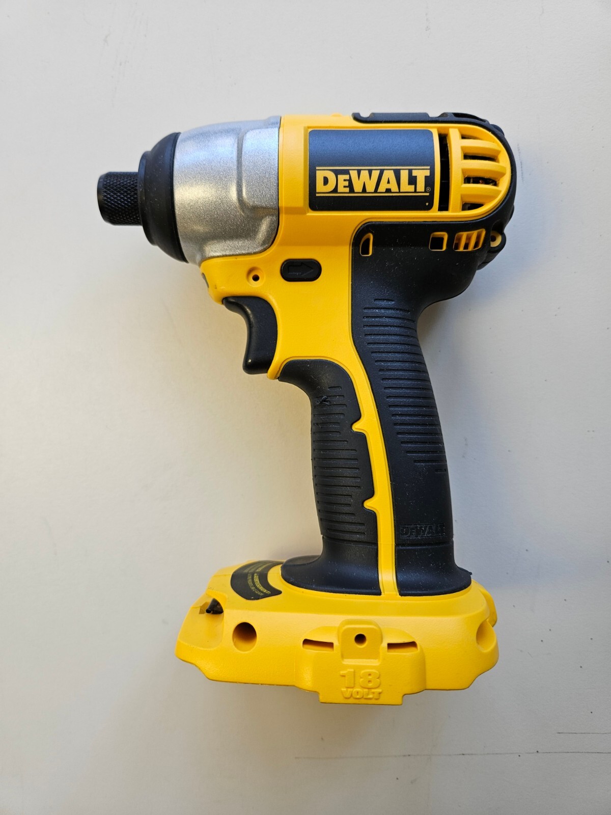 DEWALT 18V XRP 1/4" Cordless Impact Driver DC825KA 2 batteries 1 ...