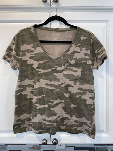 Universal Thread V Neck T Shirt Women’s Small Camouflage Short Sleeve ...