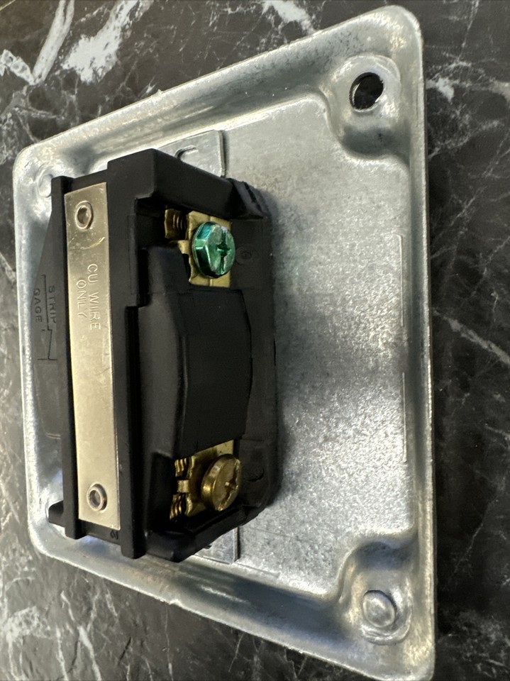 Cooper Hart-Lock Nema L6-30 Receptacle 30A 250V W/ 4 Square RS Cover ...