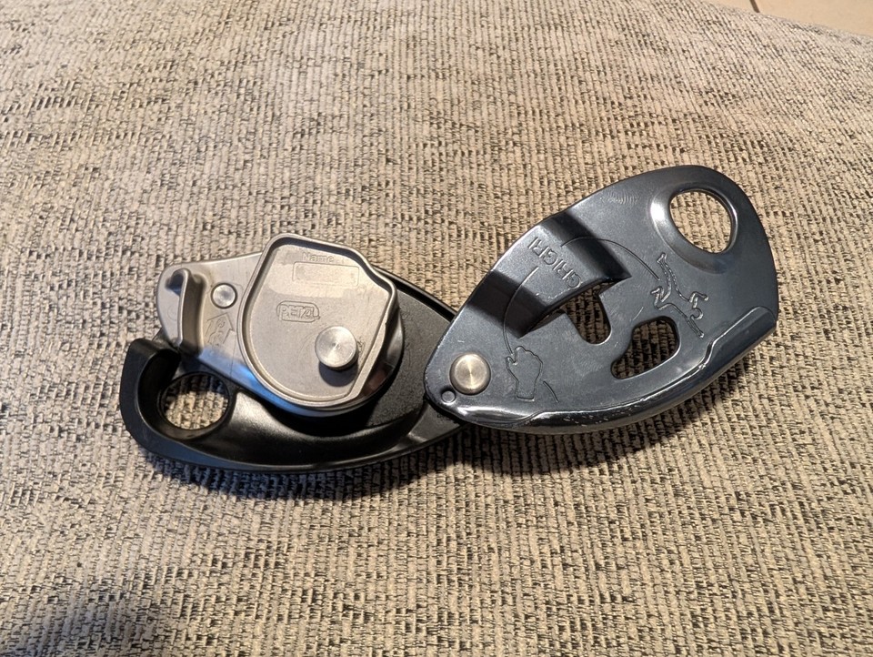 Petzl Grigri Assisted Braking Belay Device Rock Climbing 3342540825536 ...