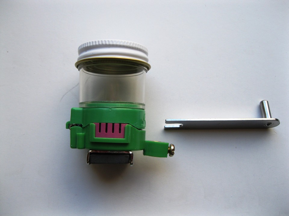 SEWING THREAD LUBRICATING BOX WITH TANK MAGNETIC. | eBay