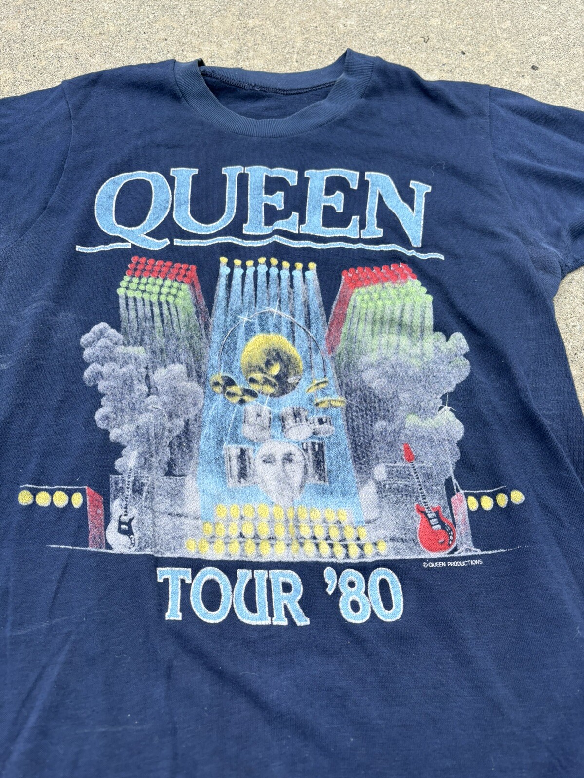 1980 VINTAGE 80s QUEEN CONCERT TOUR T-SHIRT SZ XS BUT… - Gem