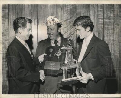 1972 Press Photo John Guirovich presents awards to Skeeter Theard ...