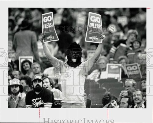1981 Press Photo Houston Oilers Football Fan in Gorilla Mask Waves ...