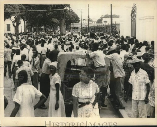 1958 Press Photo Crowd gathers at the Presidential Palace-Port Au ...