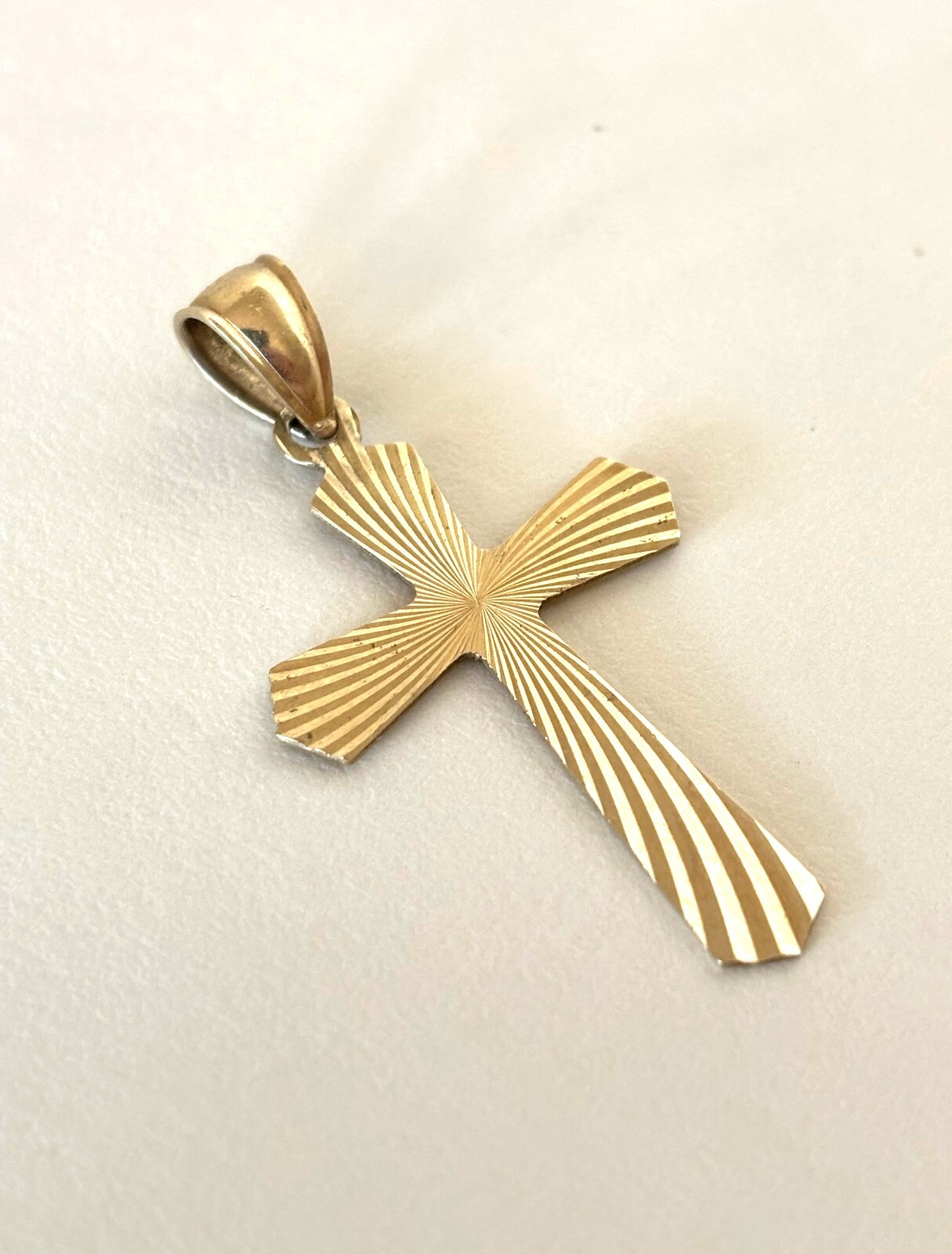 14K yellow gold cross with radiant etching - Gem
