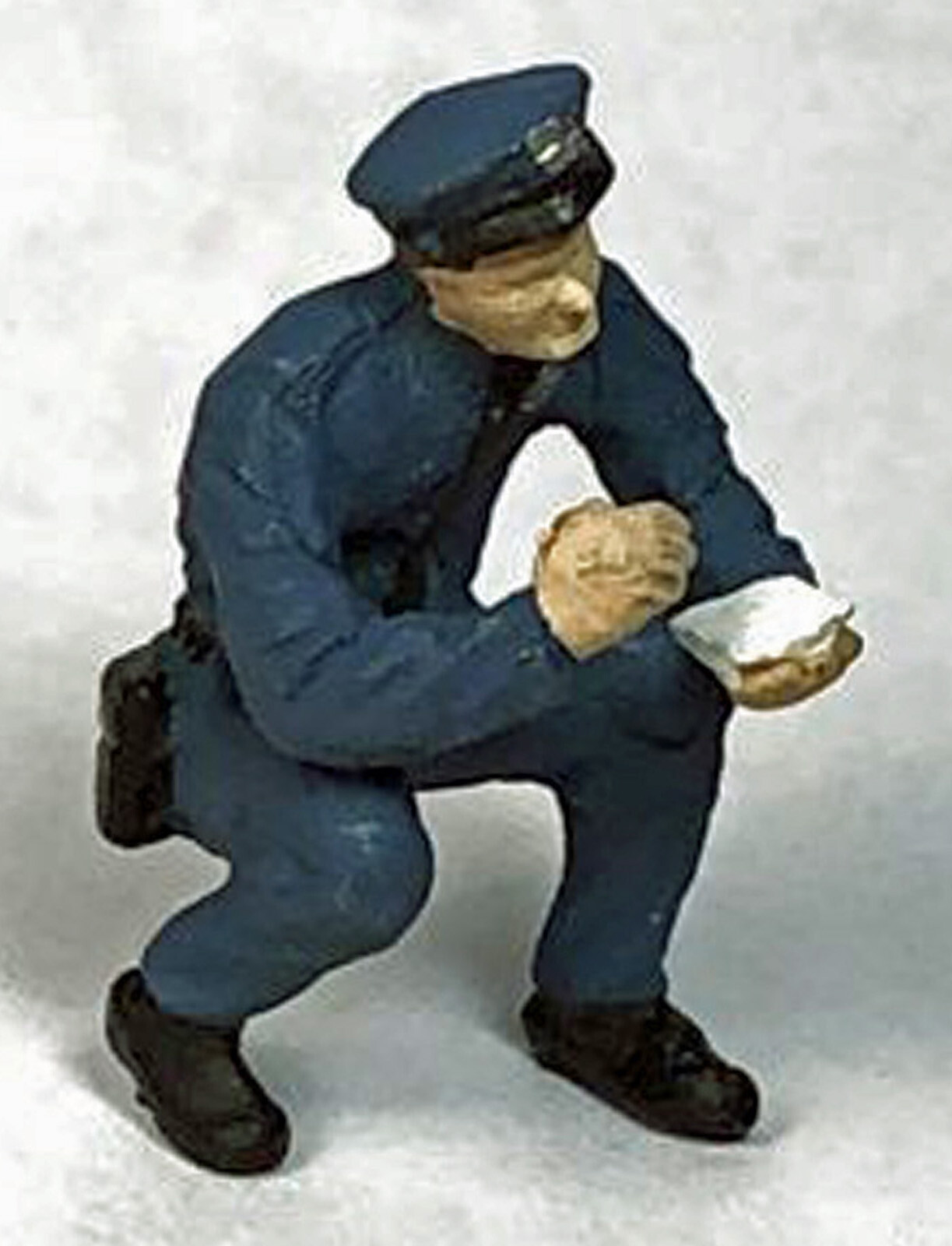STOOPING POLICEMAN O On30 1:48 Model Railroad or Diorama Painted Figure ...