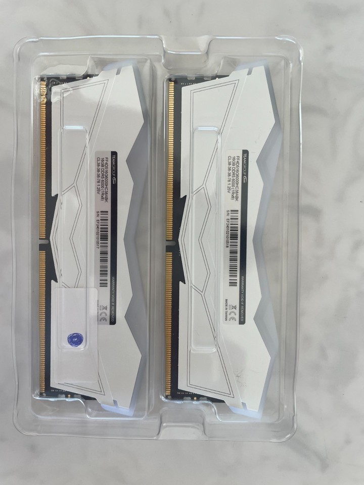 Team Group T-Force DELTA RGB 32GB (2x16GB) (DDR5-6000) CL38 in white ...