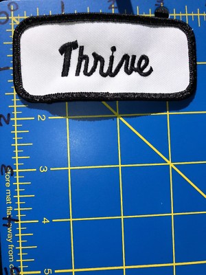 Thrive Name Tag Aufnäher Schriftzug Cursive Buchstaben Schwarz Weiß ...