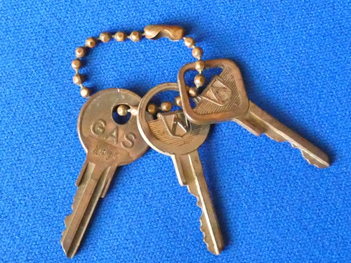 TWO VINTAGE FORD AUTO CAR TRUCK KEYS + GAS KEY | eBay