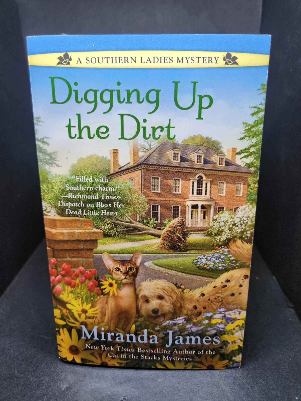 Digging up the Dirt by Miranda James. 2016 | eBay