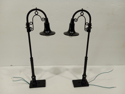 2 LIONEL GOOSENECK LIGHTED LAMP POST | eBay