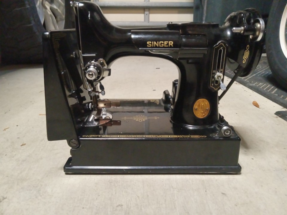 Vintage Singer Featherweight 221 portable Sewing Machine With Case+ ...
