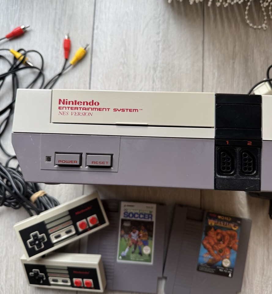 Vintage Nintendo NES Entertainment System Console 2 Controllers & 2 ...
