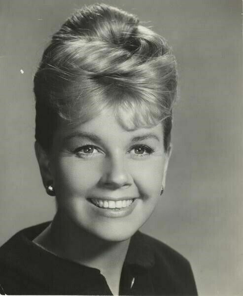 DORIS DAY Striking Classic 1962 Smiling Glamour Studio Portrait ...