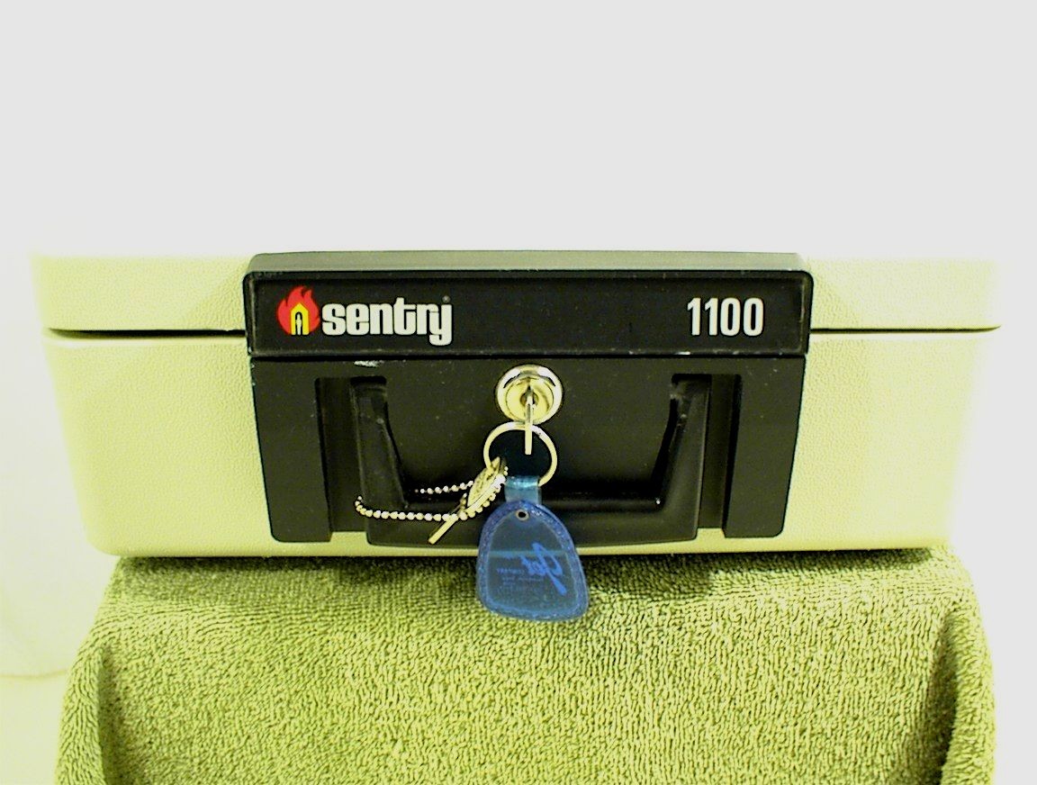 SENTRY 1100 SAFE LOCK BOX 2 KEYS HOME SECURITY FIRE RESISTANT | eBay