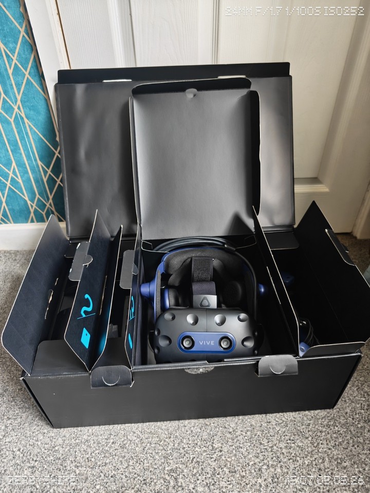 HTC Vive Pro 2 - VR Headset Full Kit System - Very little use with Box ...