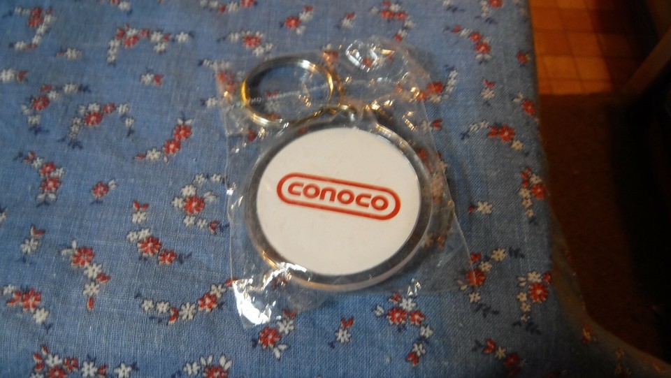 Keychain CONOCO Red Lettering on White Plastic Metal | eBay