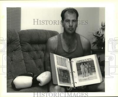 1994 Press Photo Boxer Larry Tatman shows some newspaper clipping about ...